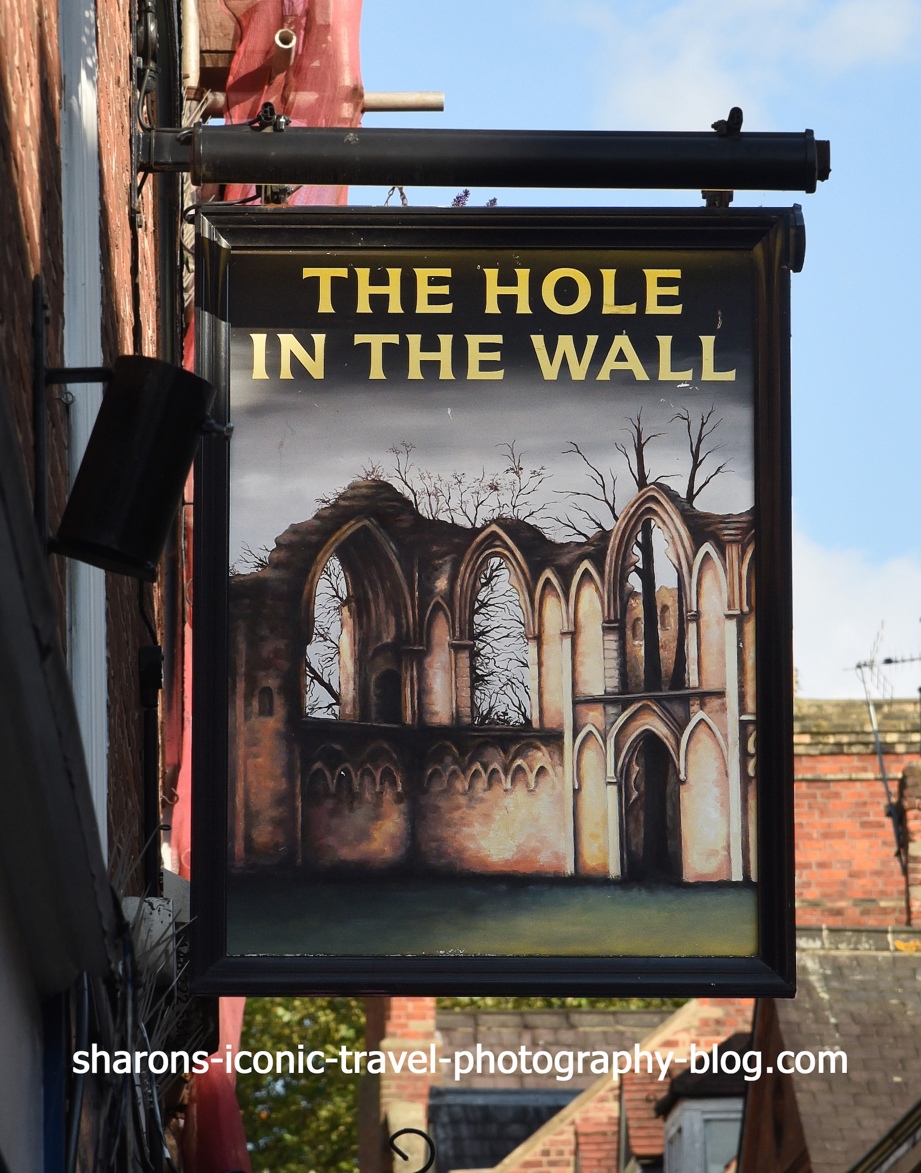 Haunted Pubs-The Hole in the Wall – Sharon's Iconic Travel Photography Blog