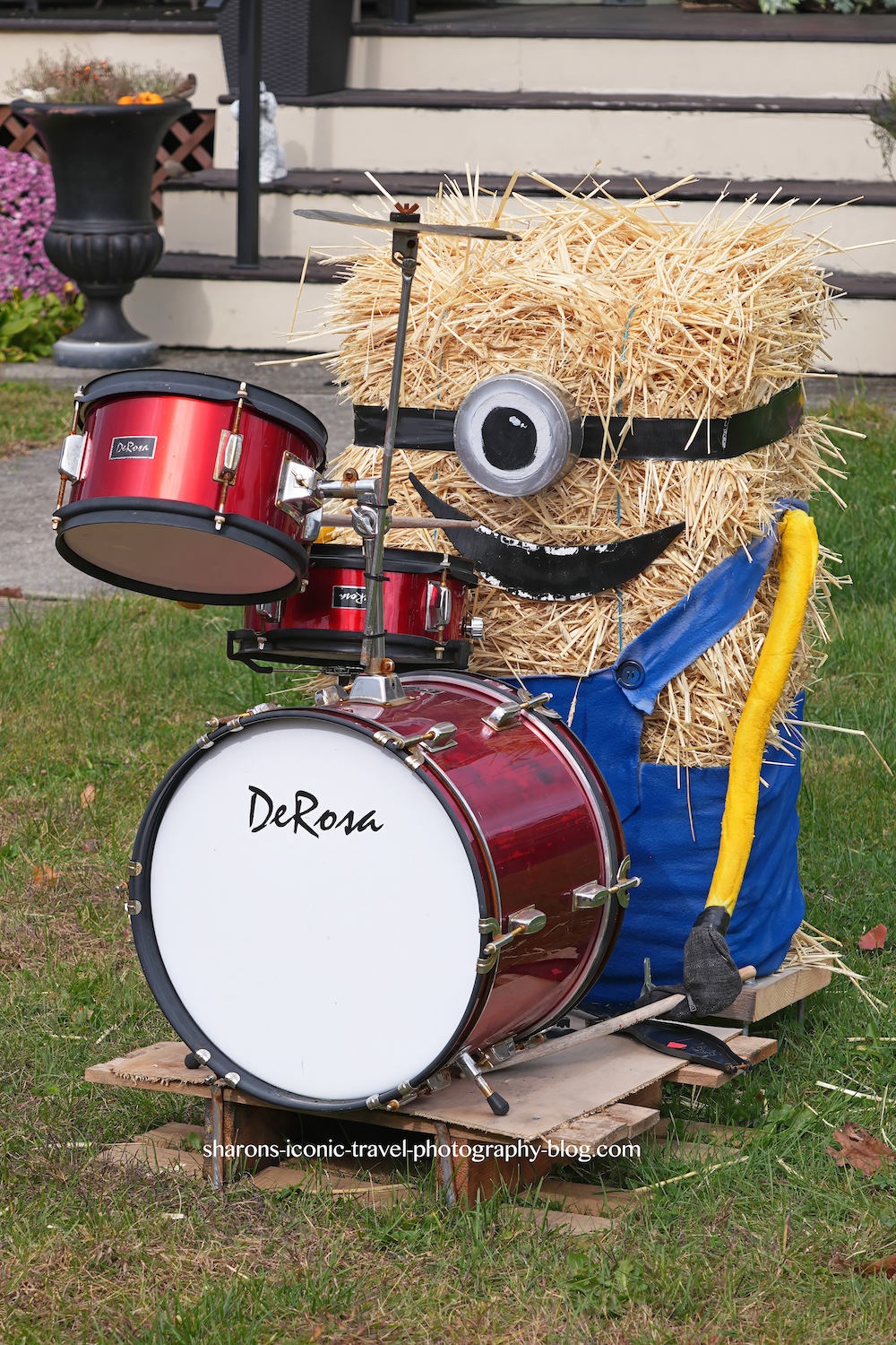 Minions Hay Bale Halloween 2024 – Sharon's Iconic Travel Photography Blog